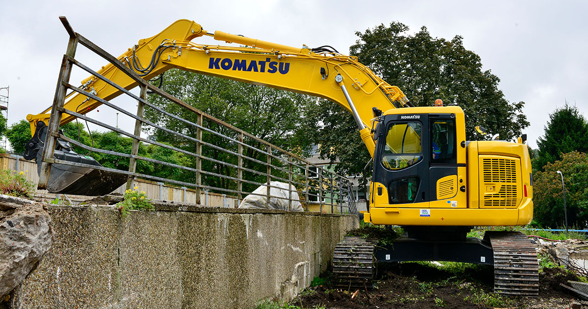 Komatsu Escavatore a raggio di rotazione ridotto PC228USLC-10