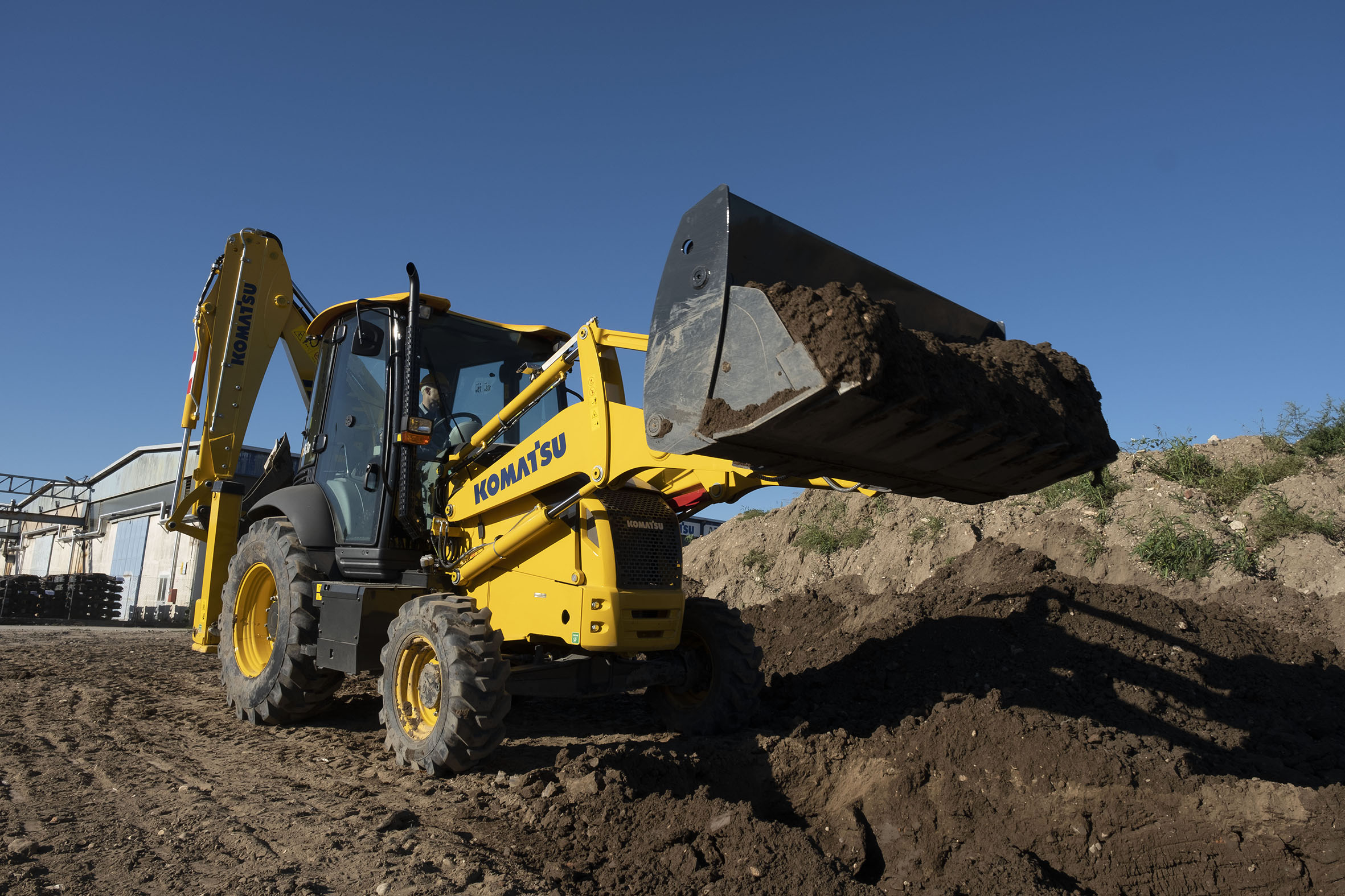 Komatsu Europe lancia la terna WB93R-8 | Komatsu